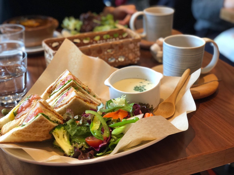 ทั้งชิคและชิล! ขอแนะนำ 7 คาเฟ่ใกล้จุดชมวิวซากุระในโตเกียว! - WOM JAPAN